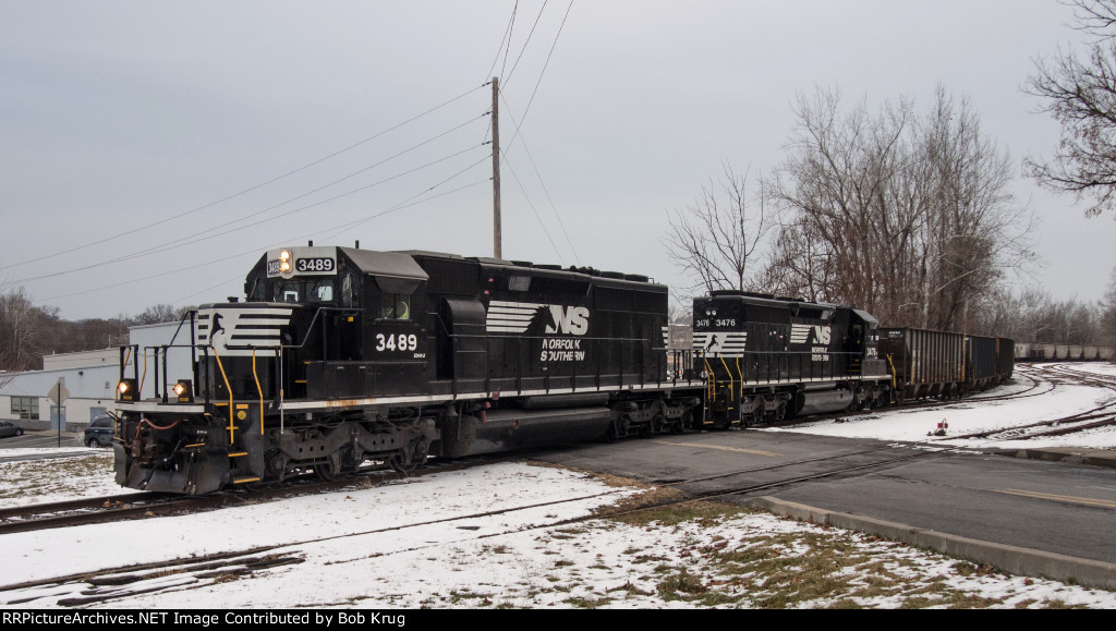 NS 3489 pulls a string of interchange cars out of the former N&B yard.